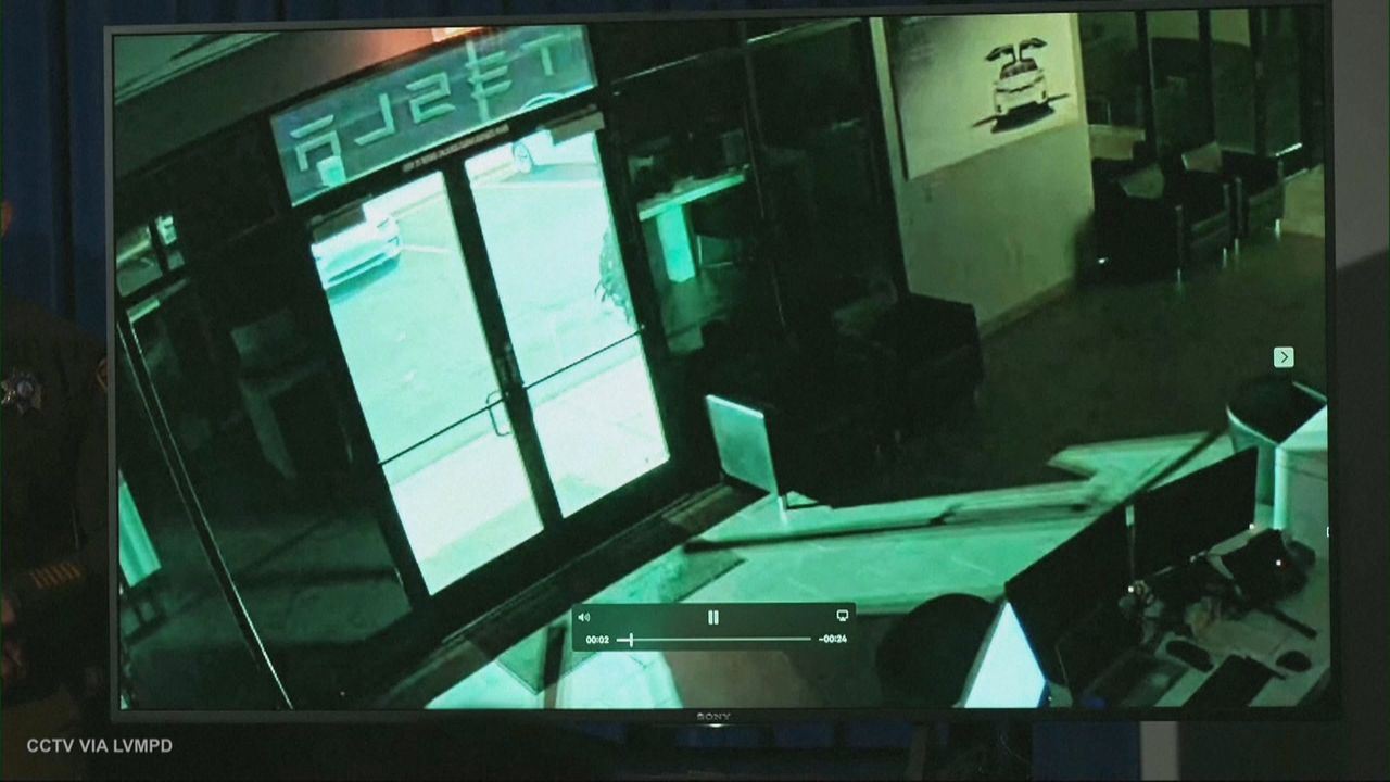 „Resist“-Angriff auf Tesla-Servicezentrum: 36-Jähriger aus Las Vegas ...