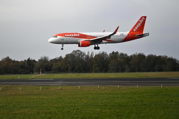 Les passagères ivres crient et sèment la panique, le pilote atterrit d ...