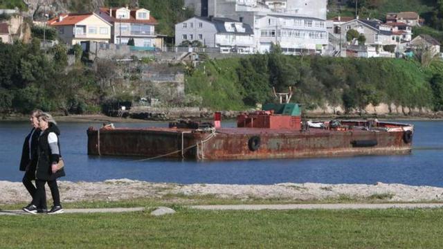 La plataforma que se soltó con el temporal Martinho sigue frente a ...