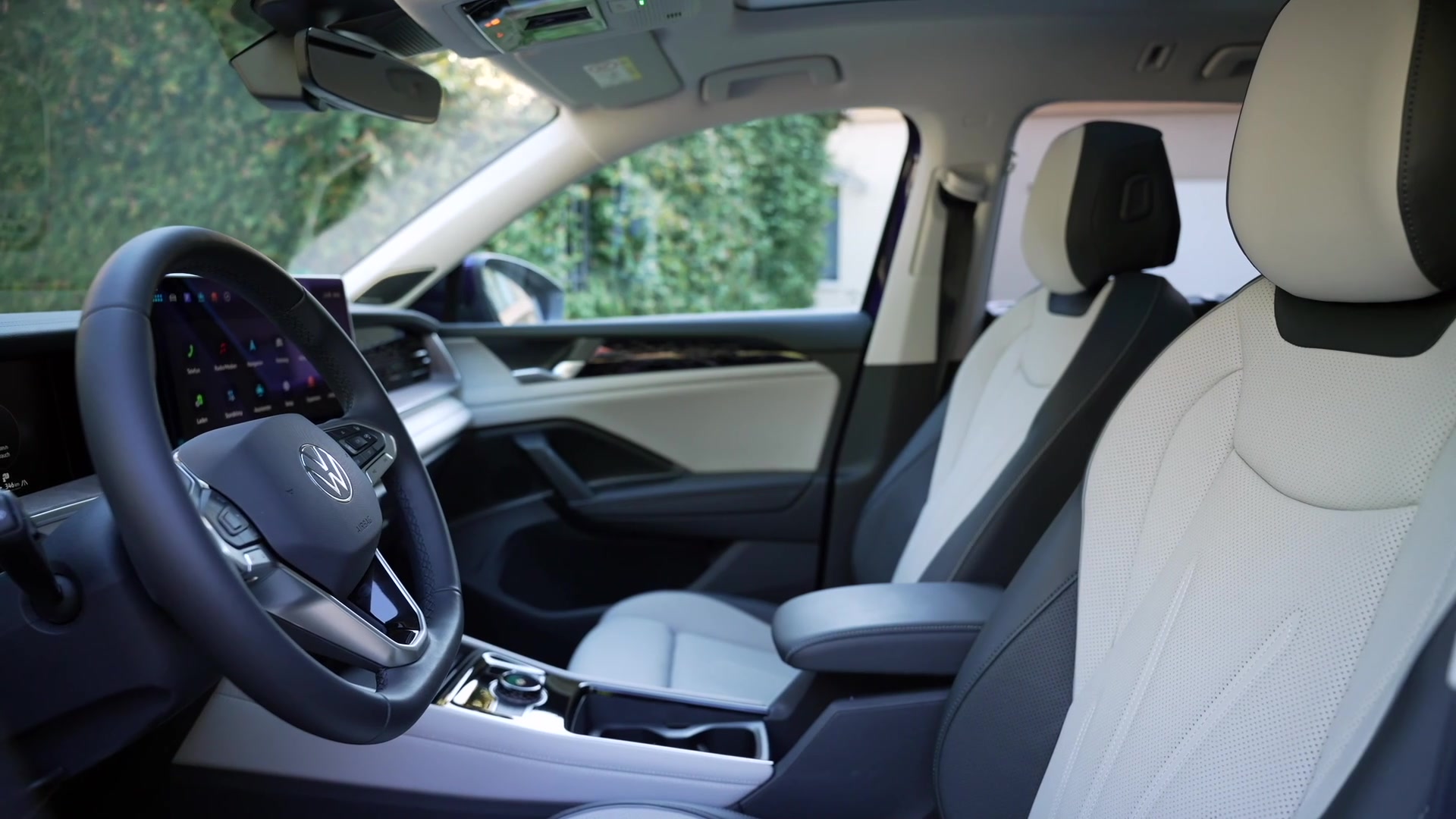 The all-new Volkswagen Tayron Interior Design in Ultra Violet Metallic