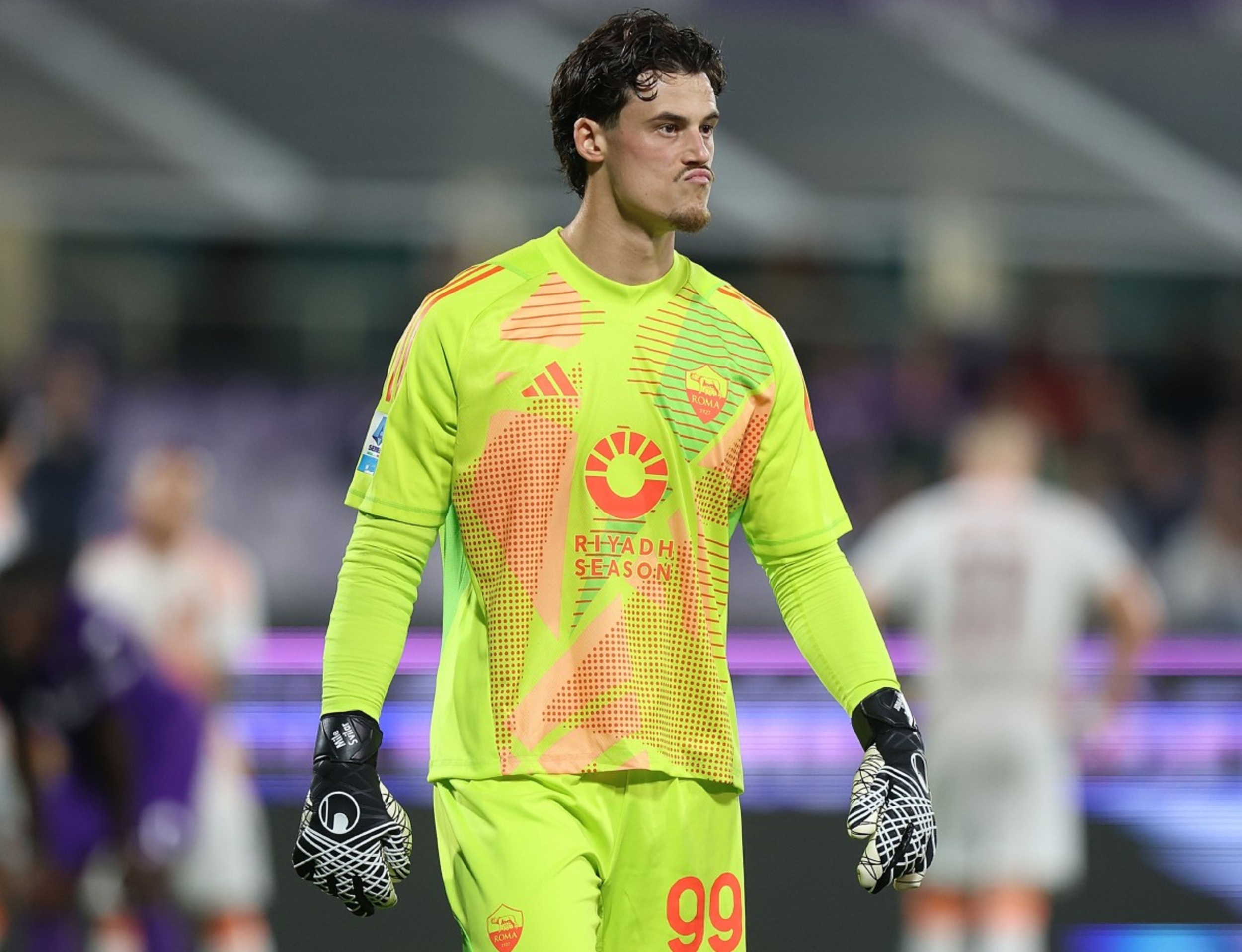 Sources: Chelsea & Man United are interested in €60 million goalkeeper