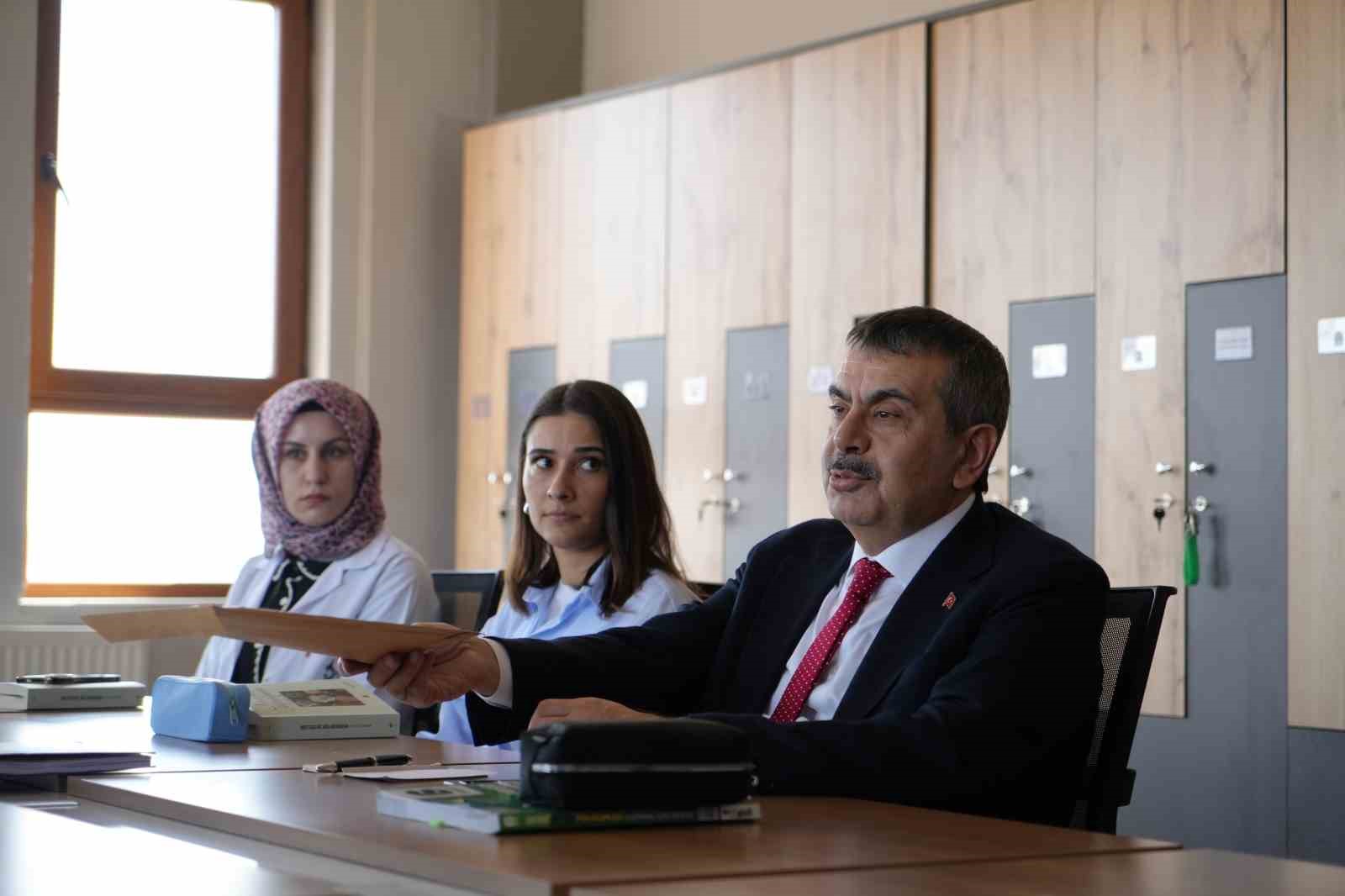 Milli Eğitim Bakanı Tekin’den matematik öğretmenine sürpriz doğum günü ...