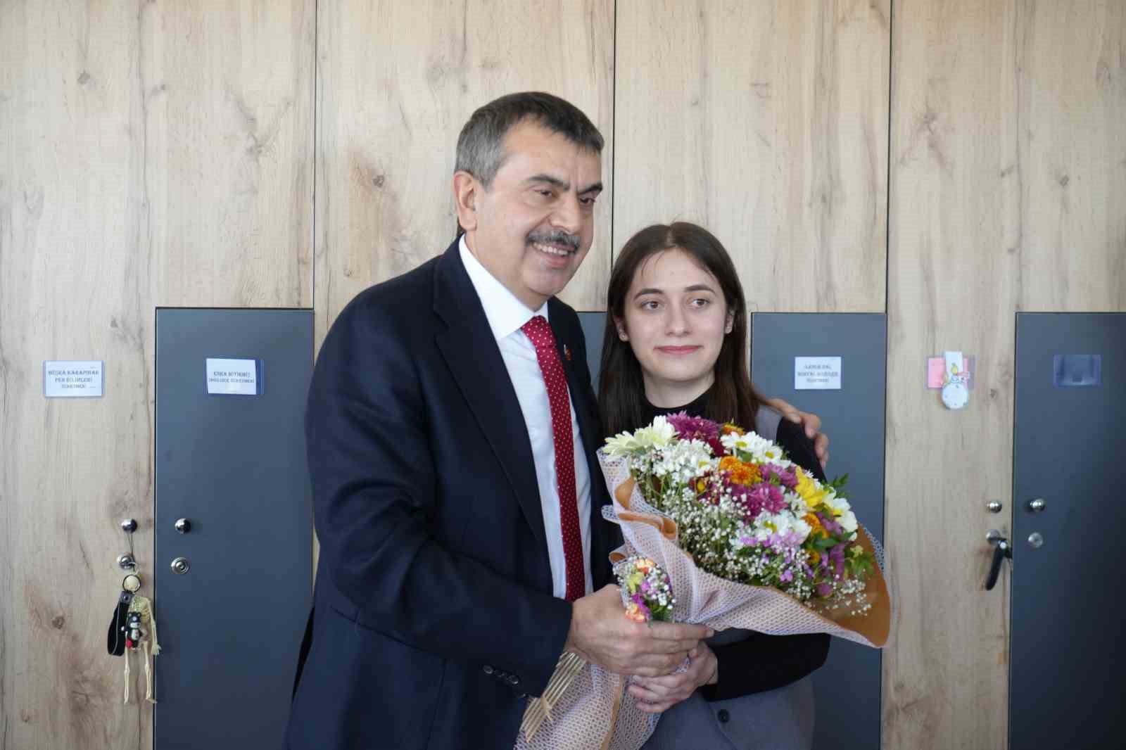 Milli Eğitim Bakanı Tekin’den matematik öğretmenine sürpriz doğum günü ...