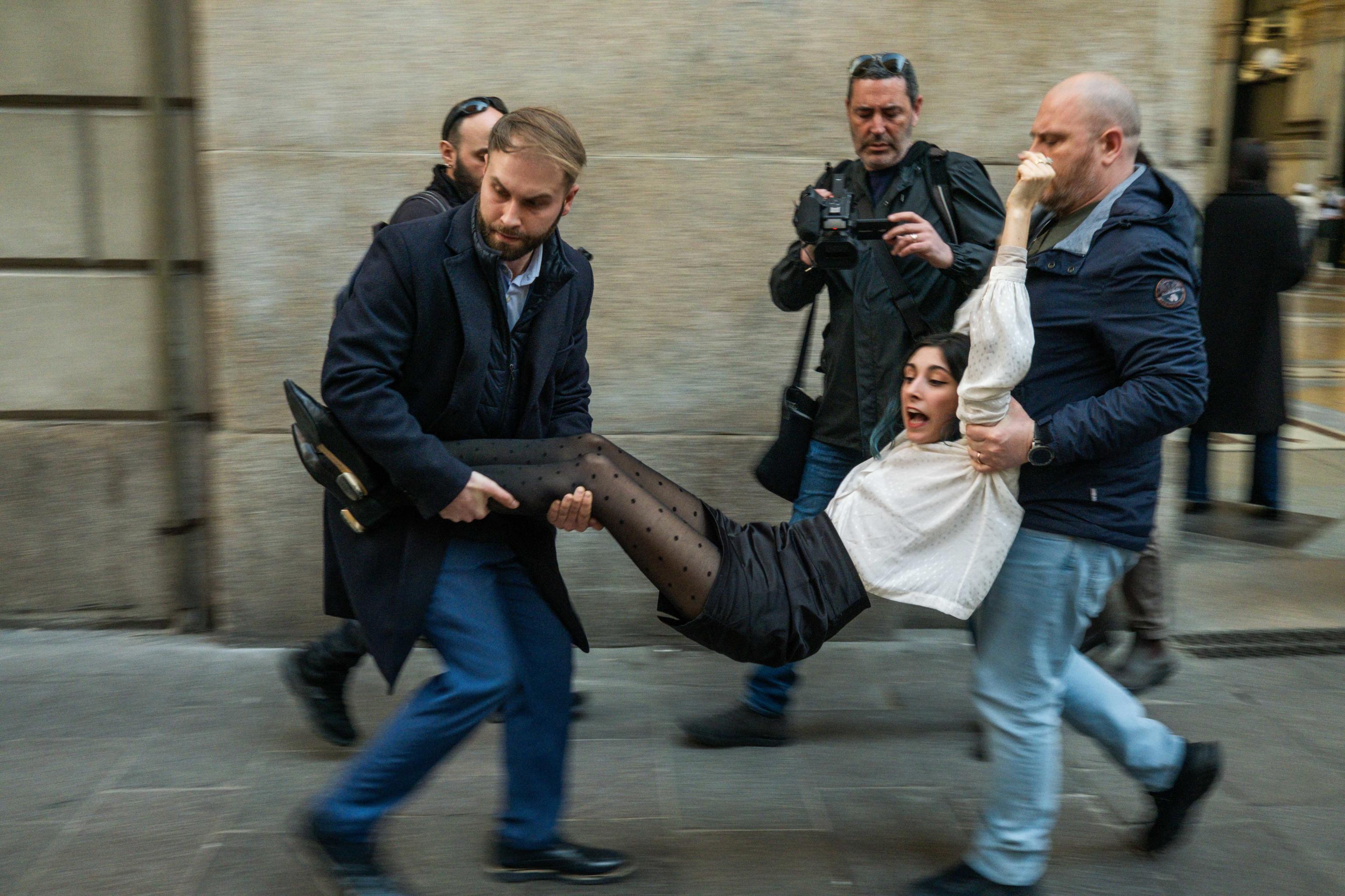 Milano, i blitz nel ristorante di Carlo Cracco in Galleria: fogli di ...