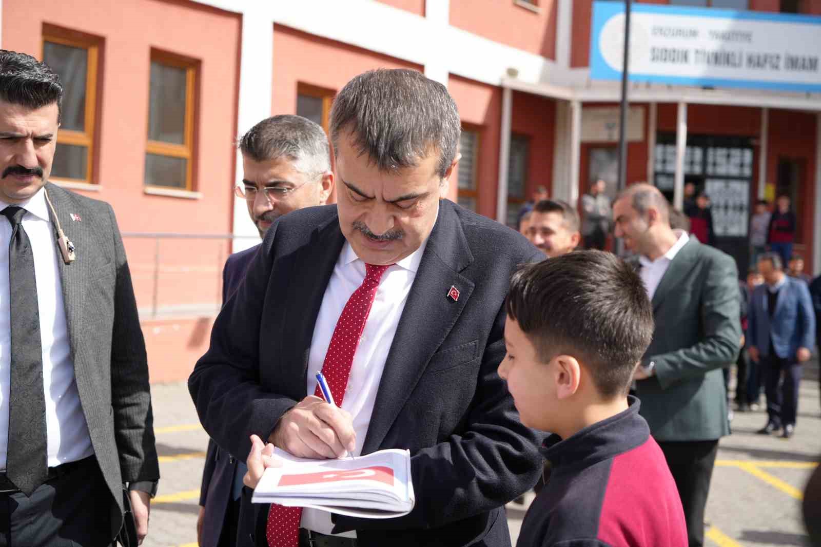 Milli Eğitim Bakanı Tekin’den matematik öğretmenine sürpriz doğum günü ...