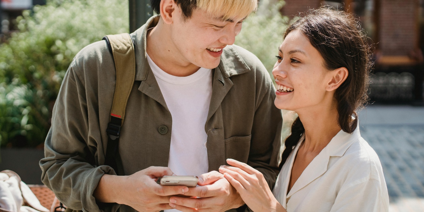 당신의 파트너는 푸버(phubber)인가요? 부부를 파괴하는 이런 행동