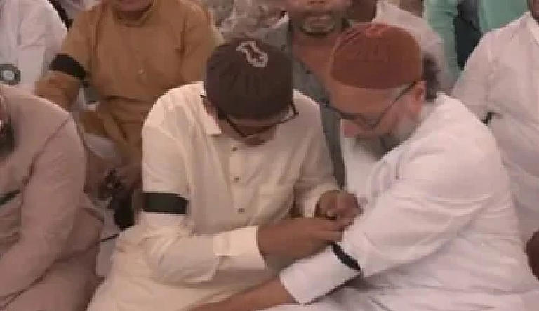 Bihar: Muslims in Patna wear black armbands during Friday prayers against Waqf Bill