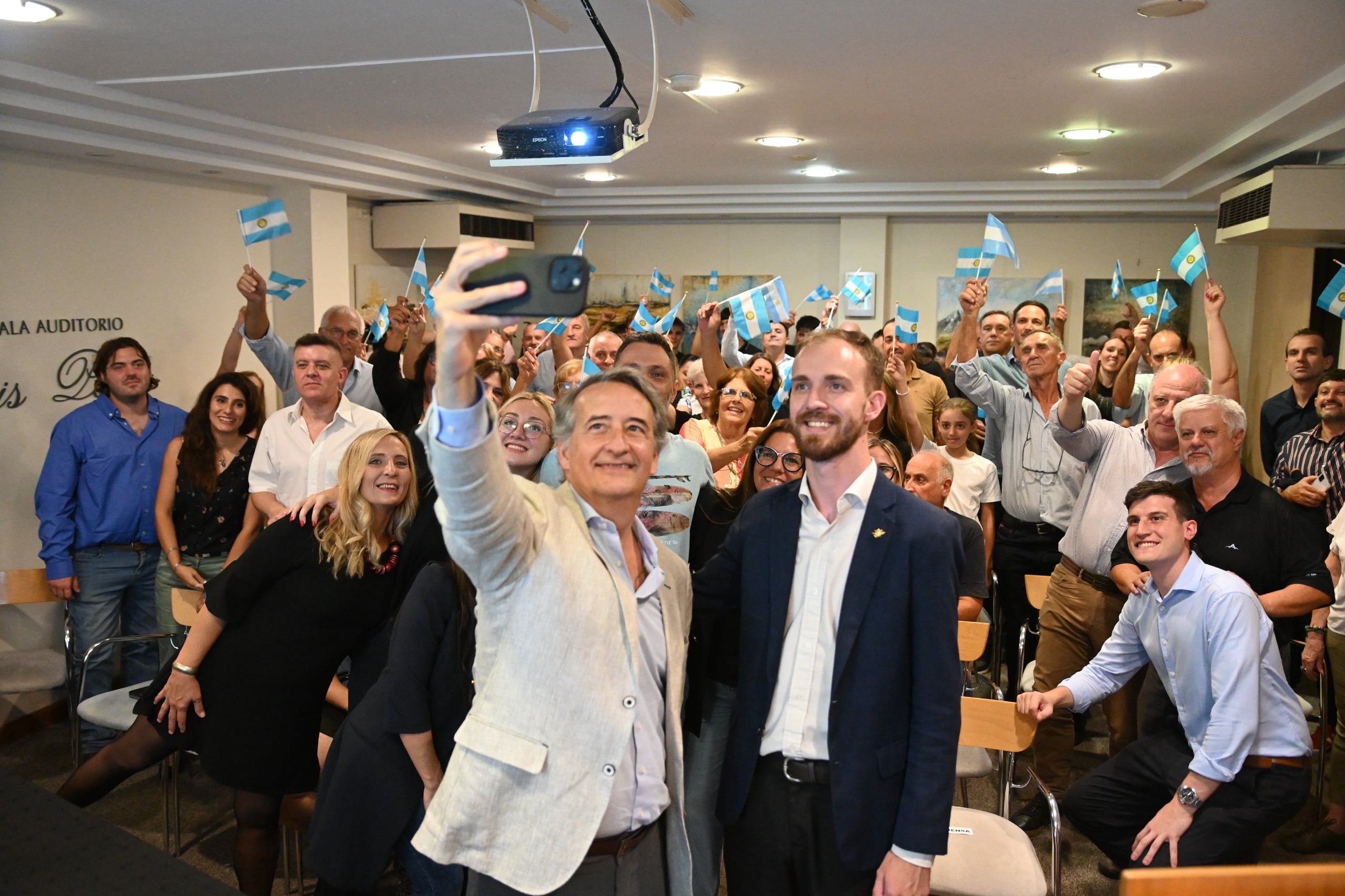 Bryan Mayer lanzó su campaña con figuras nacionales y provinciales de ...