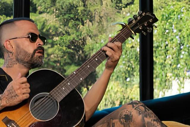 Mike Bahía revive sus inicios con su gira 'Surf n' Salsa': "Estoy volviendo a esas canciones"