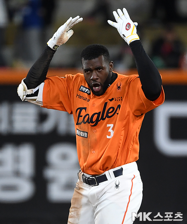 ‘마침내 패패패패 끊었다 한화 ‘플로리얼 2타점 앞세워 신구장 첫 정규리그 경기 승리 장식kia는 3연패 늪 Mk대전