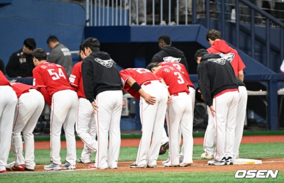 '그런 날 있잖아, 뭘 해도 안 되는...' SSG, 4실책에 와르르 '탄탄했던 수비가 어쩌다' [고척 현장]