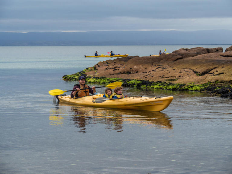 A spectacular way to see Coles Bay, Tasmania: kayaking with Freycinet ...