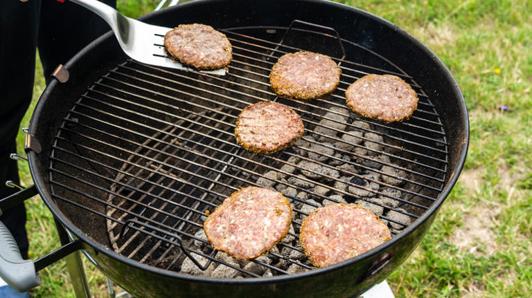 Here's How To Set Up Your Charcoal Grill For A Properly Cooked Burger