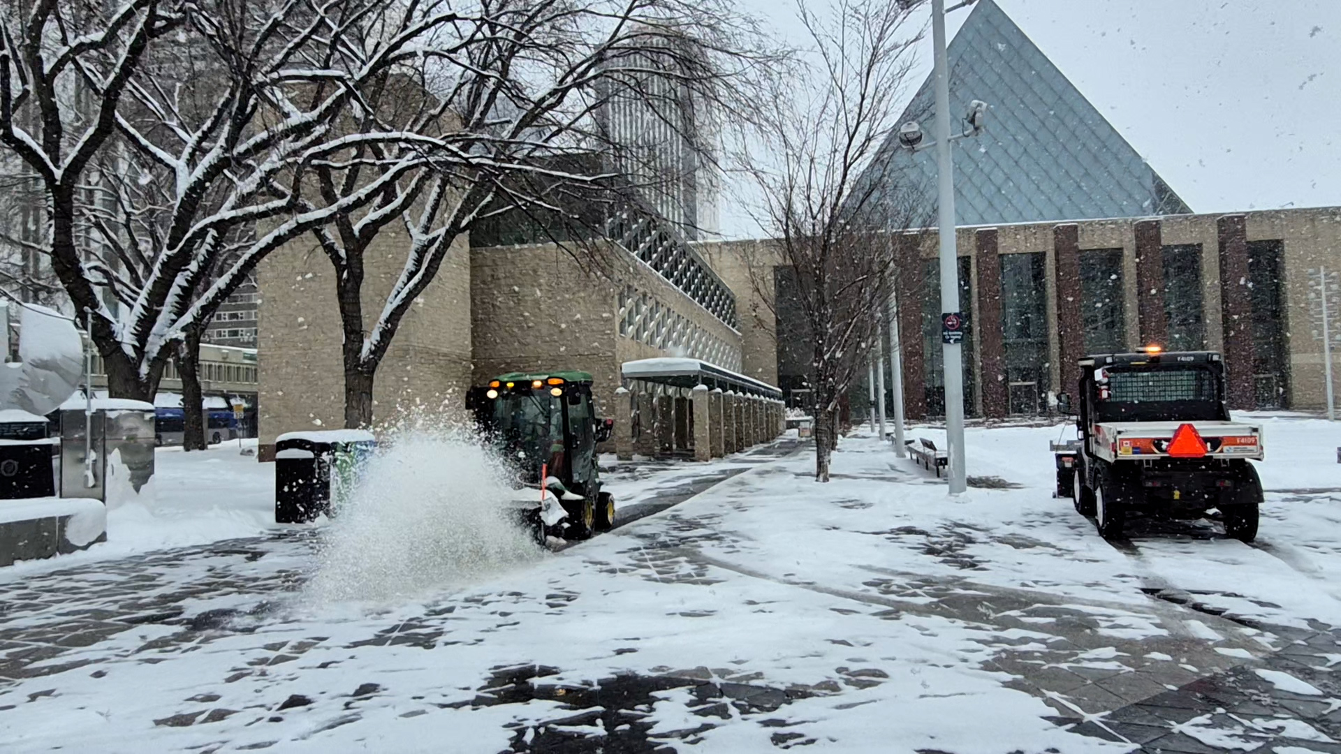 Heavy spring snow hits Edmonton