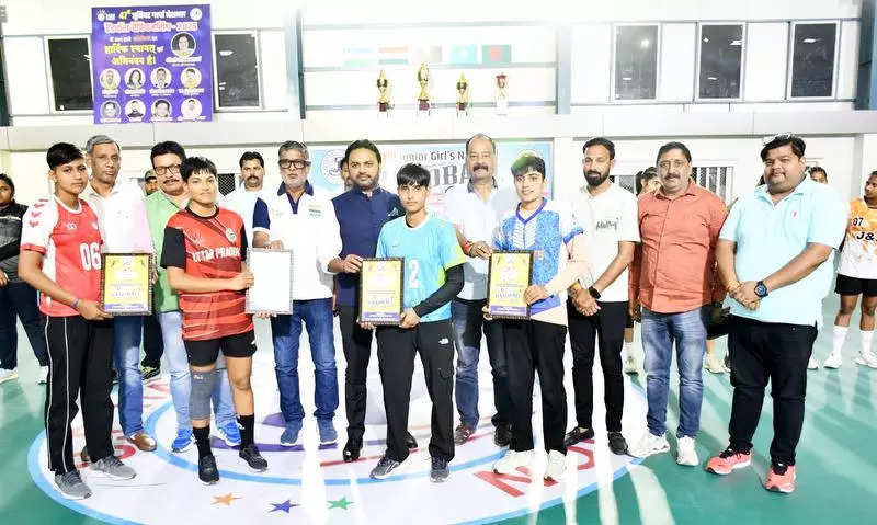 UP maul Karnataka to enter QFs