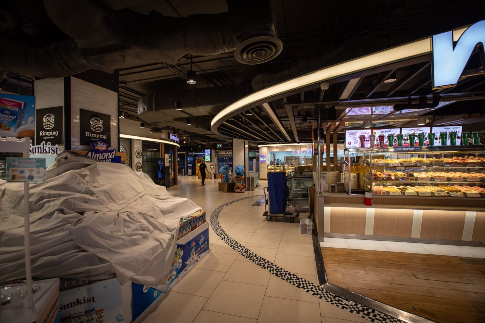 Powerful quakes kill at least 144 in Myanmar, many still trapped