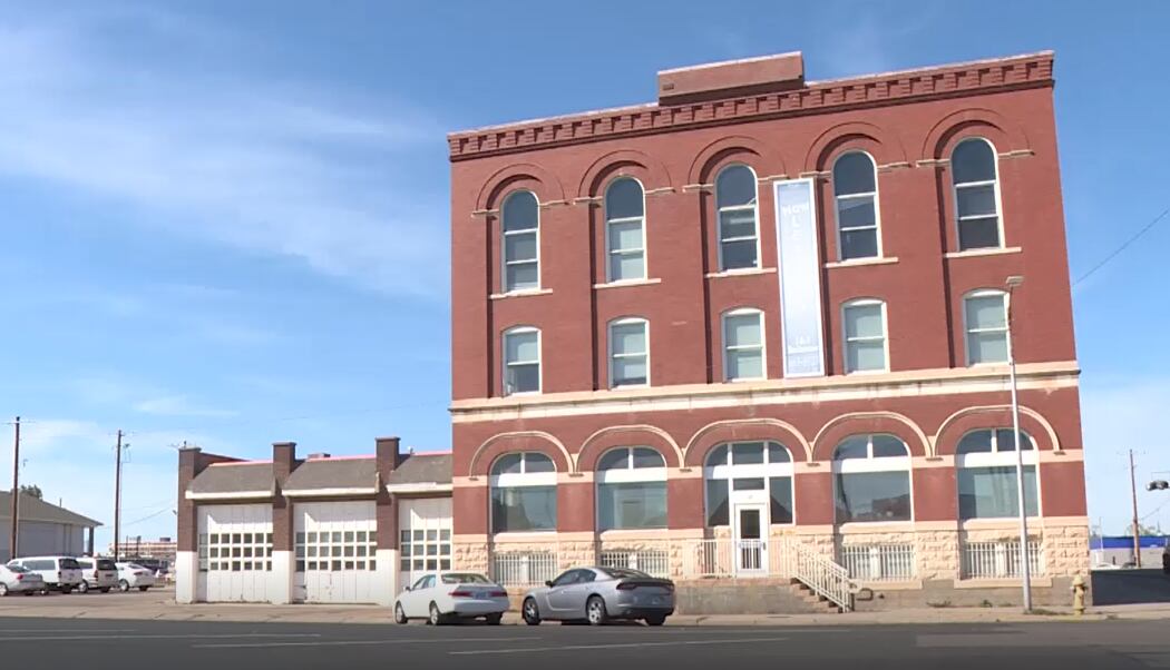 Hutchinson mail carrier comes to rescue for woman who fell, was stuck ...