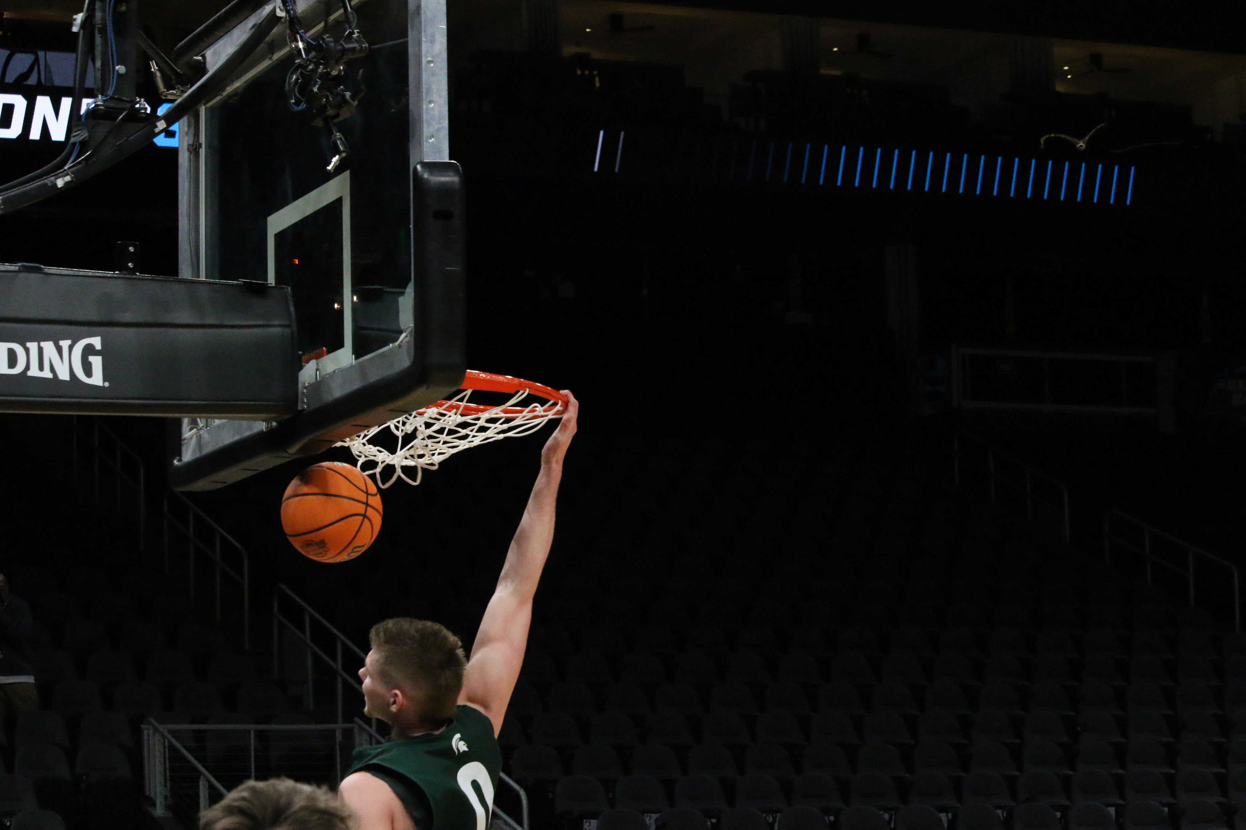 March Madness fans flood Downtown Atlanta for Sweet 16