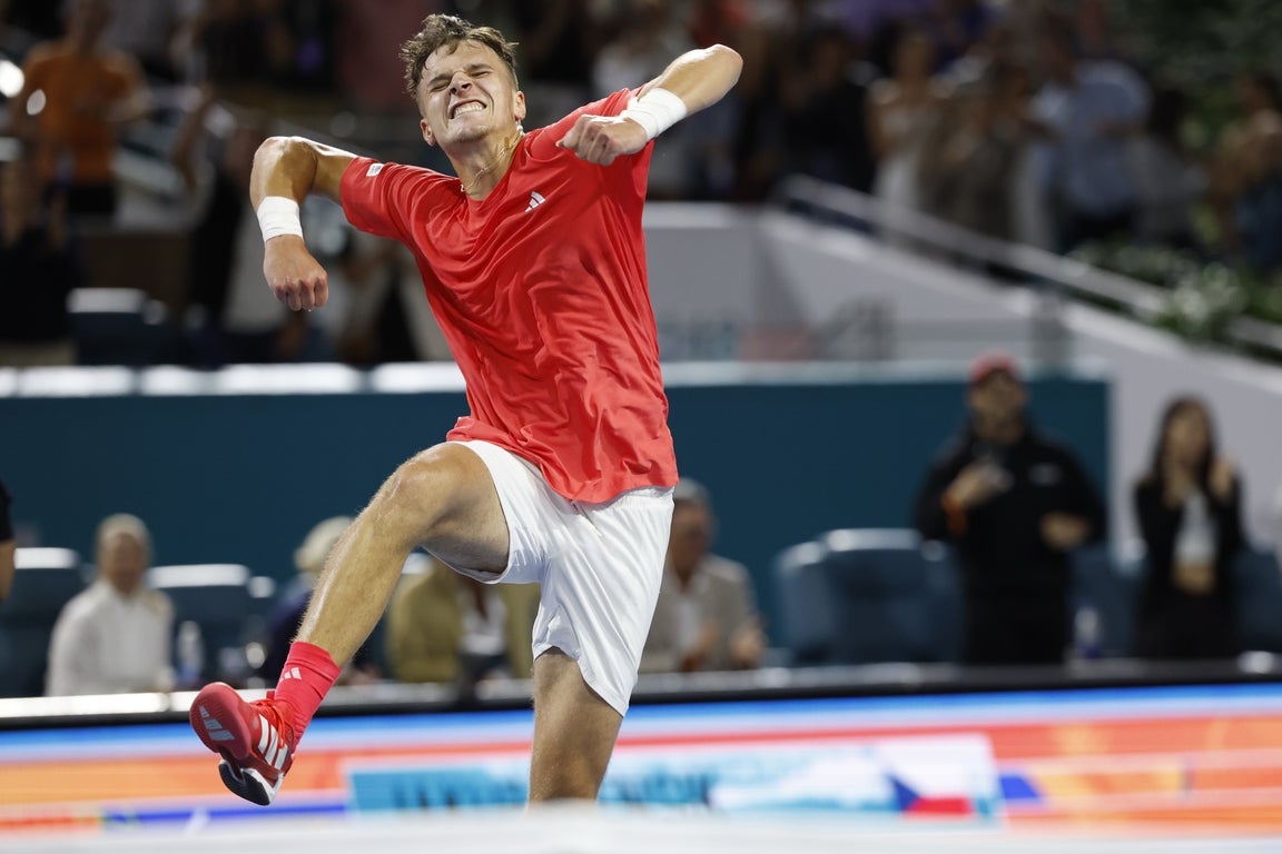 Action-packed photos from Friday's Miami Open men's action