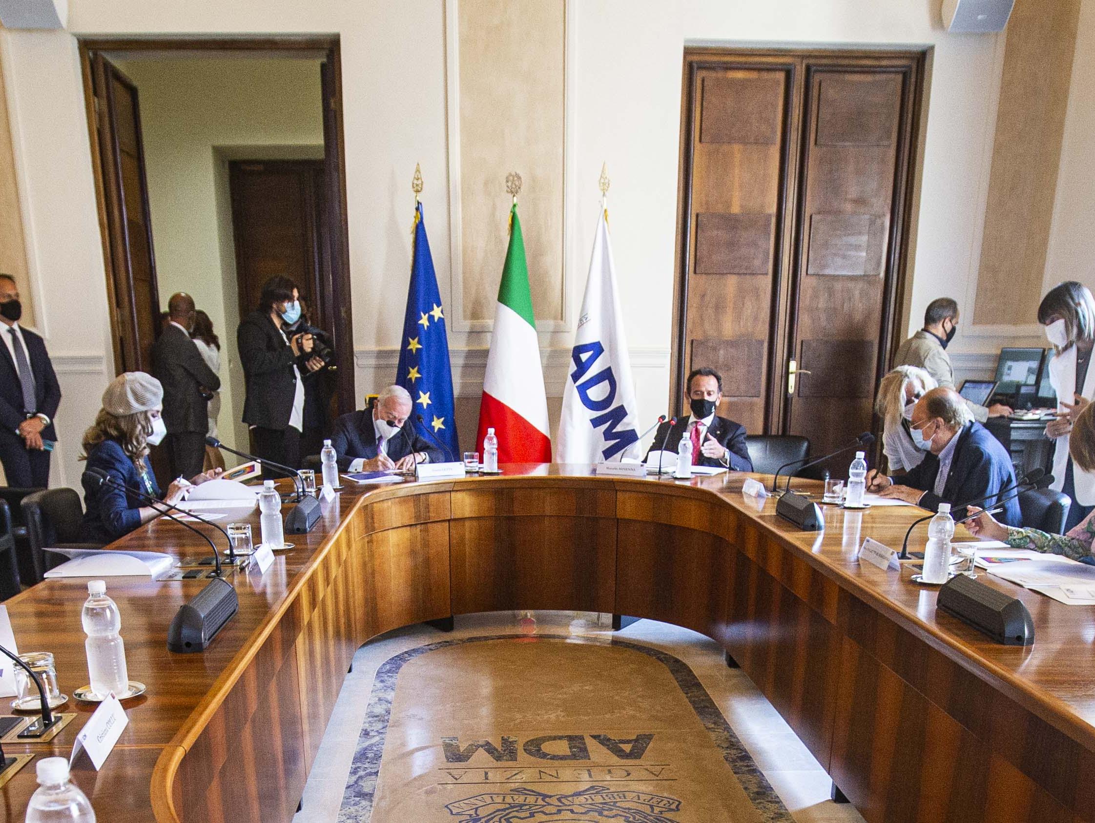 Stalking alla collega, 14 mesi a un'impiegata delle Dogane: «Se mi ...