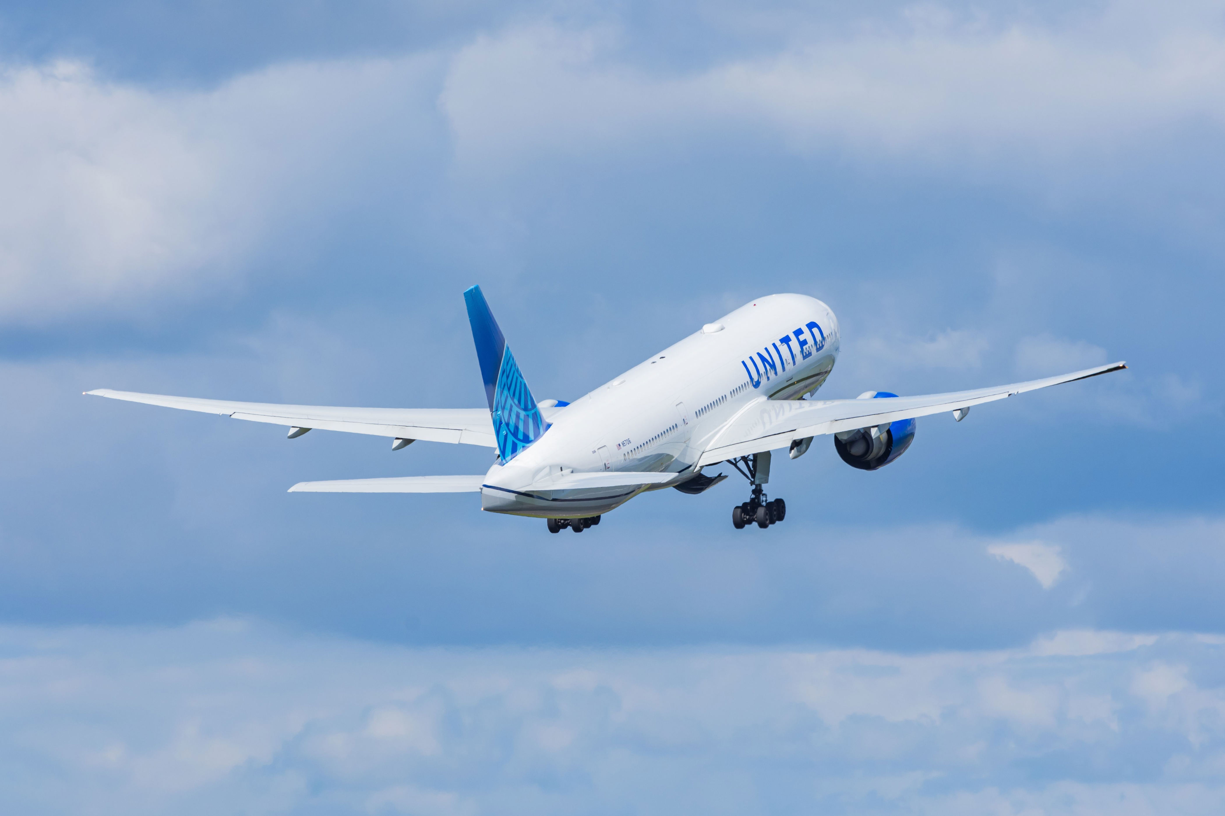 United Airlines Boeing 777-200 Flight From Amsterdam To Newark Makes U ...