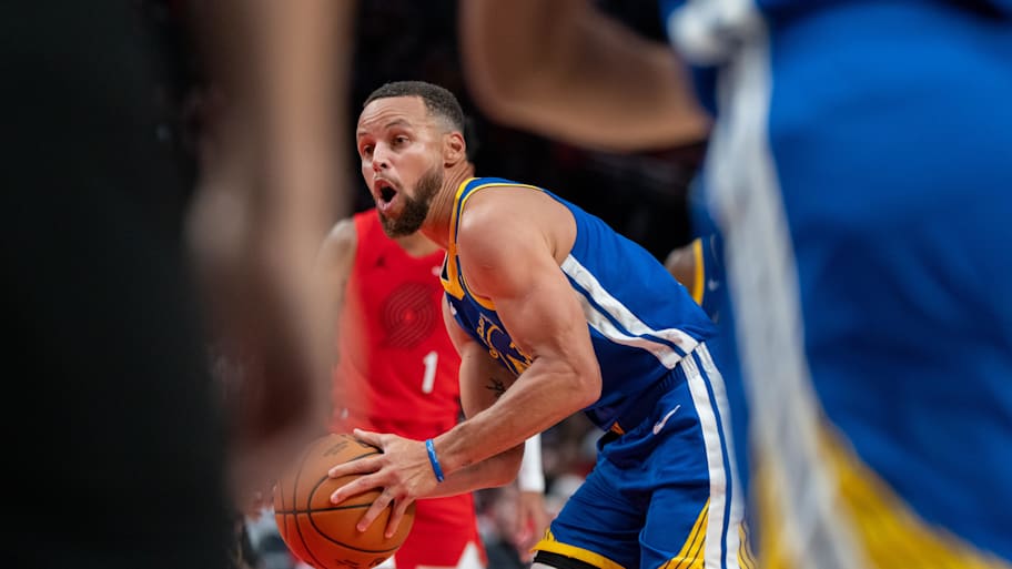 Steph Curry Throws No-Look Pass In Warriors-Pelicans Game