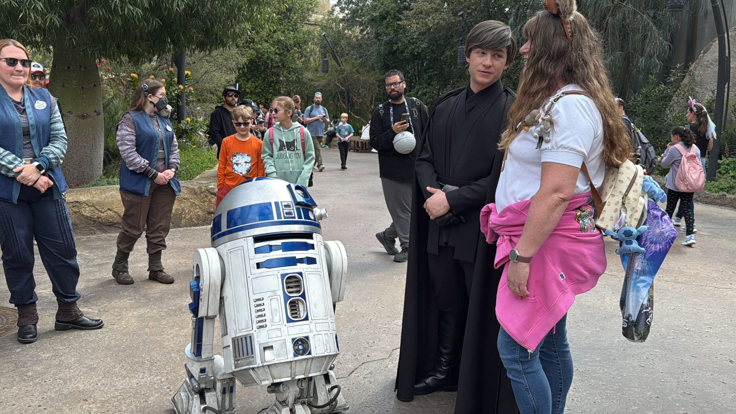 PHOTOS, VIDEO: Luke Skywalker & R2-D2 Meet-and-Greet Debuts at Star ...