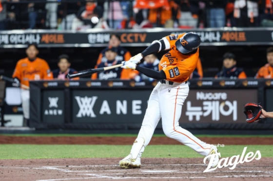 'KBO 유일 무안타' 굴욕의 한화 외인, 2G 연속 적시타→4연패 탈출 선봉장! 김경문 뚝심이 옳았다