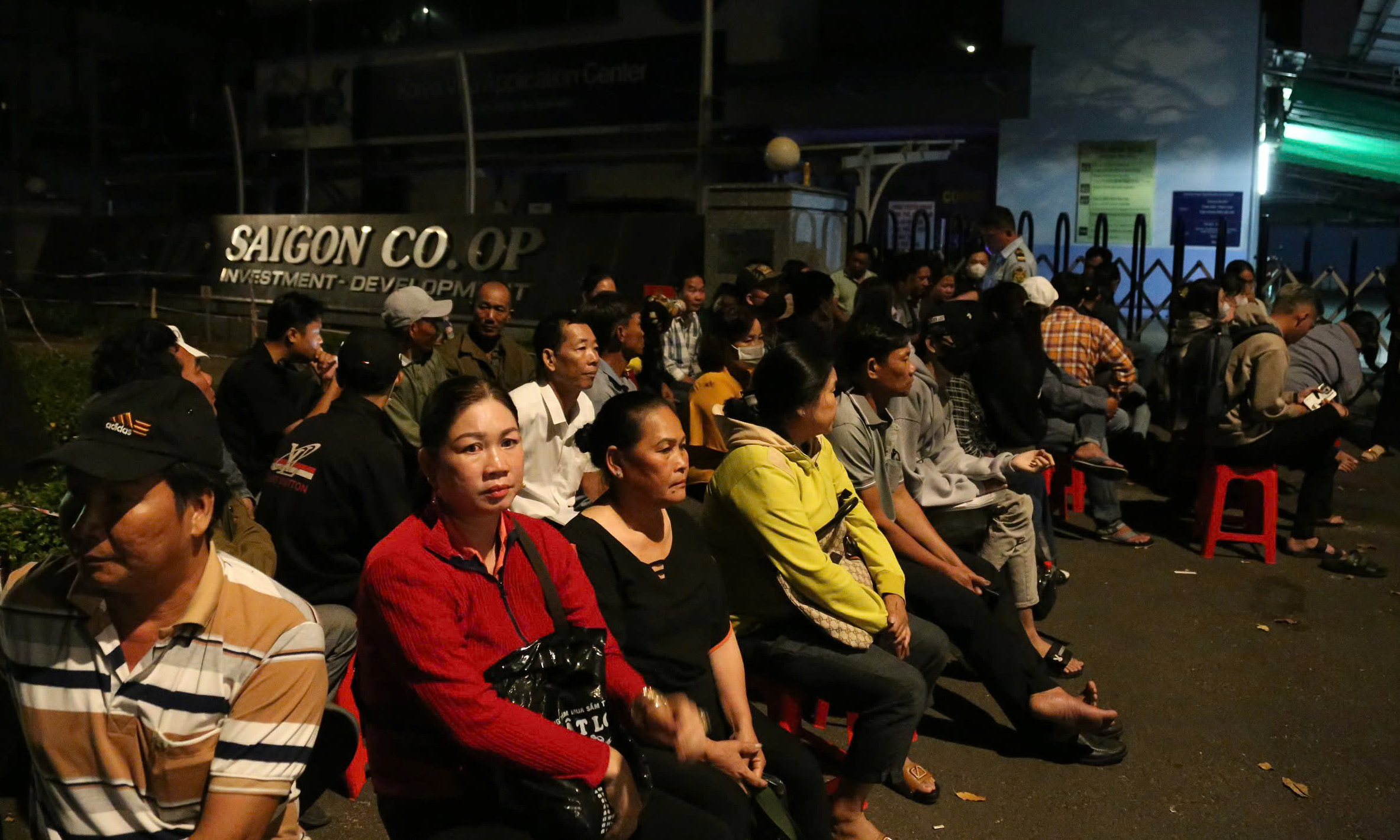 Seasonal farm workers queue up overnight in Ho Chi Minh City to get ...