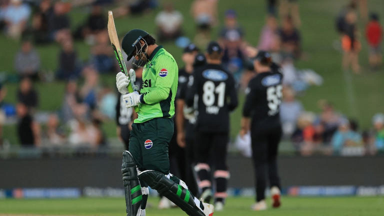 Pakistan's horrible batting collapse gives New Zealand thumping win in Napier ODI