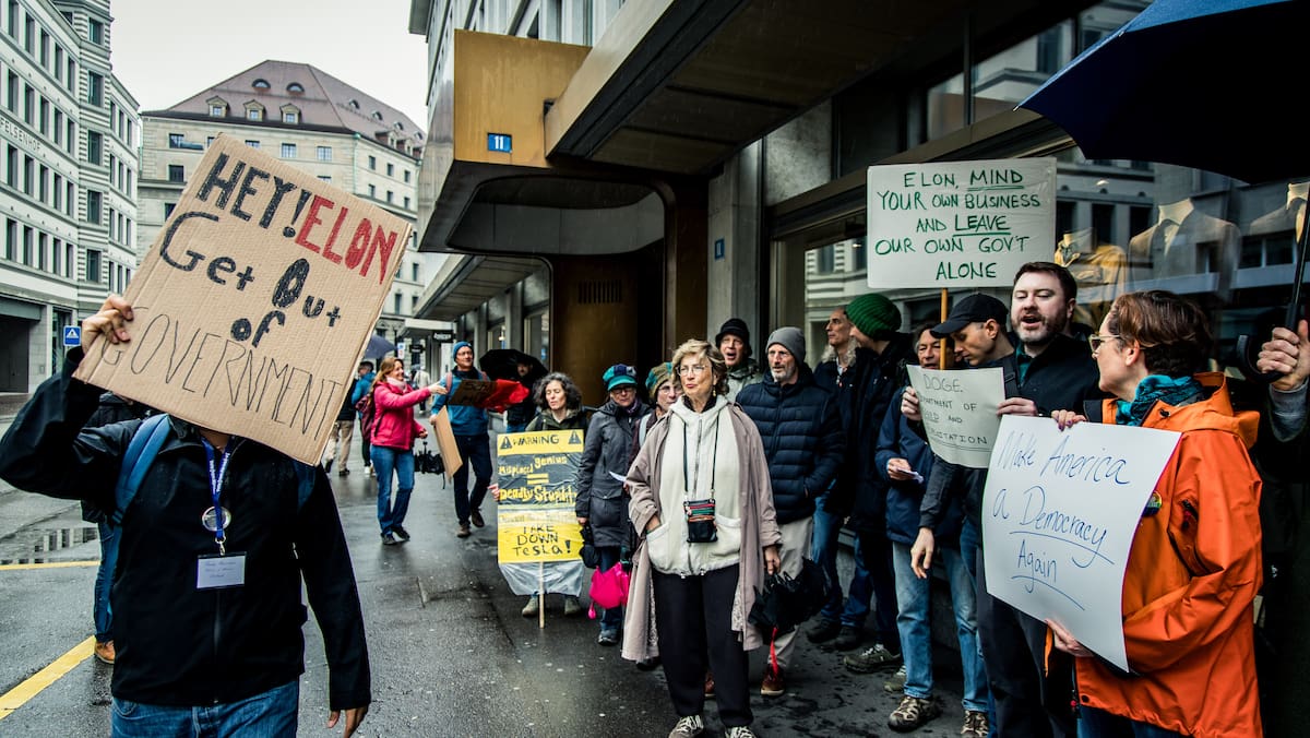 «Trump und Musk müssen gehen»: Mini-Tesla-Demo in Zürich