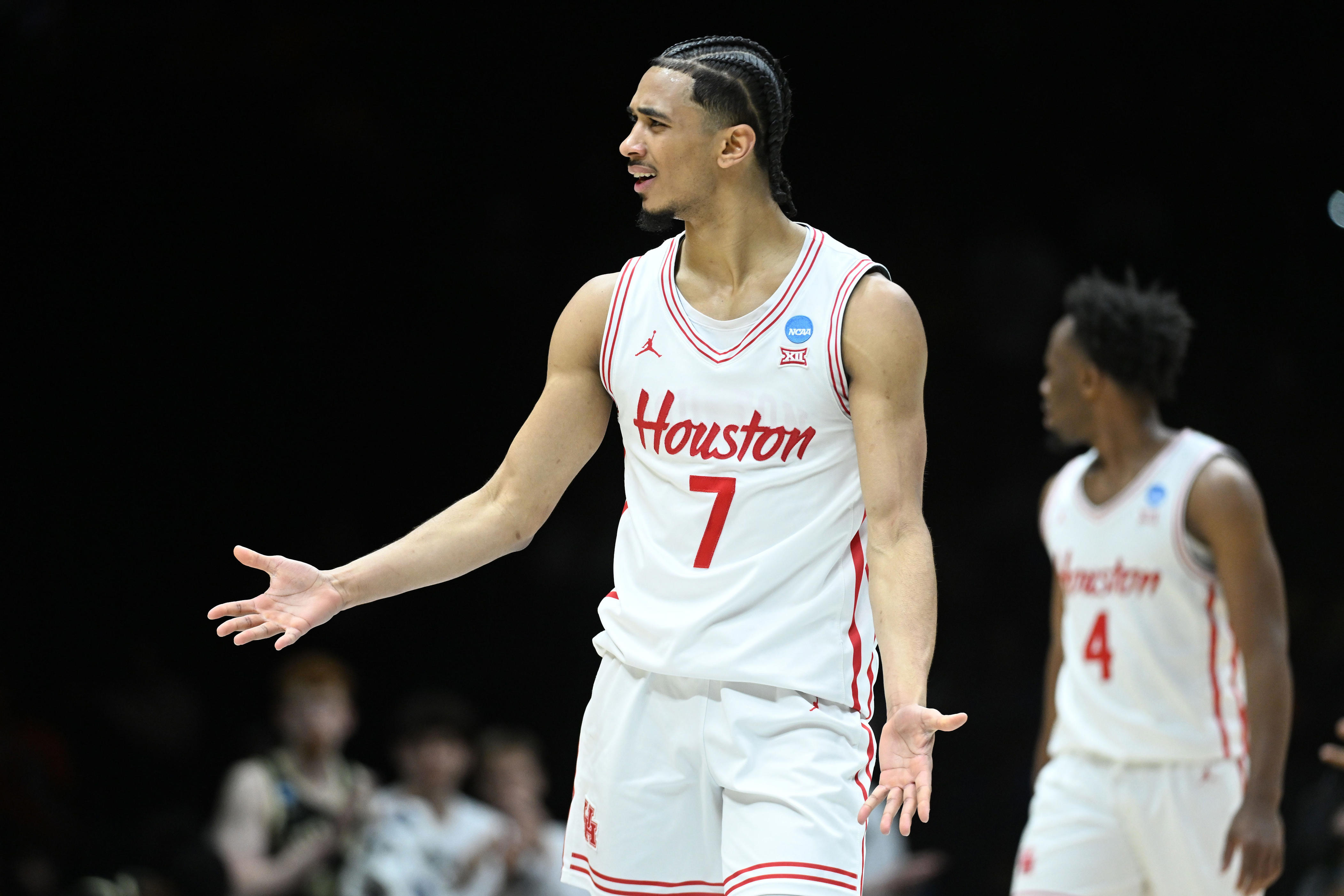 Refs missed a blatant offensive foul call on Houston before game-winner ...