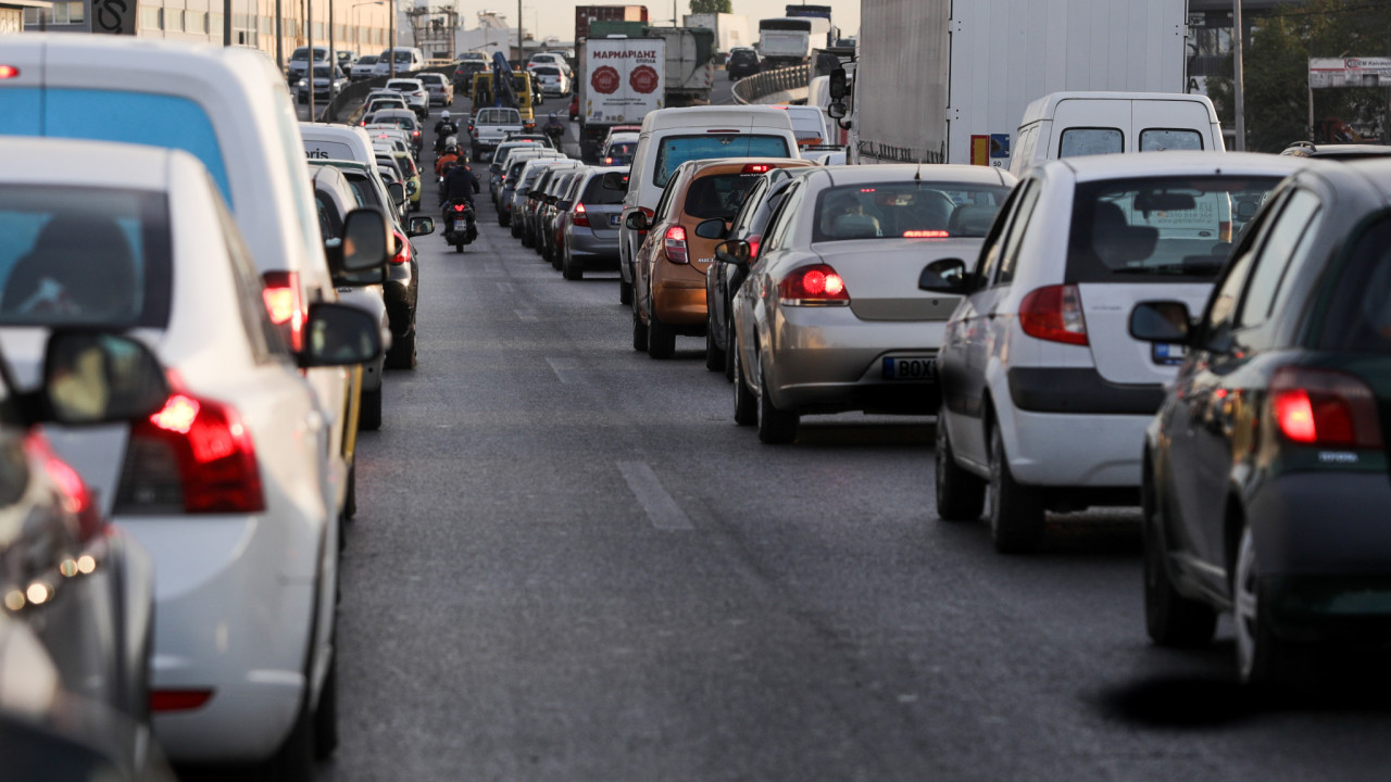 Ουρές 20 χιλιομέτρων στον Κηφισό λόγω σύγκρουσης φορτηγών