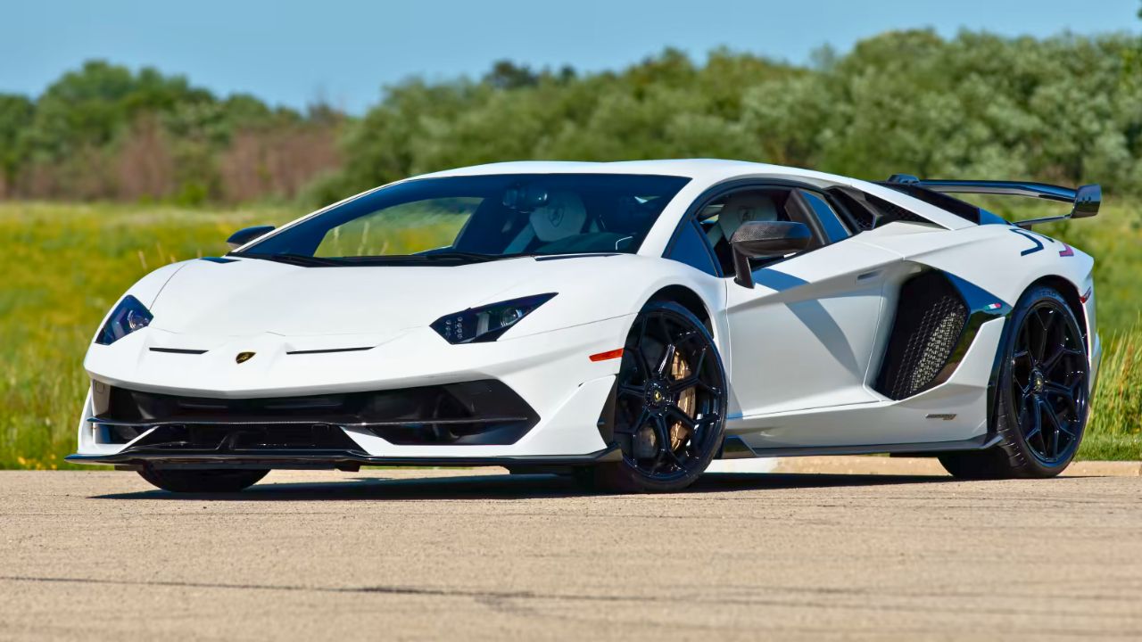 Lamborghini vs Ferrari: 200-MPH Supercar Showdown