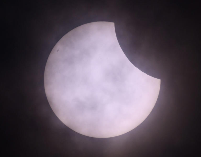 Zahlreiche Menschen beobachten partielle Sonnenfinsternis