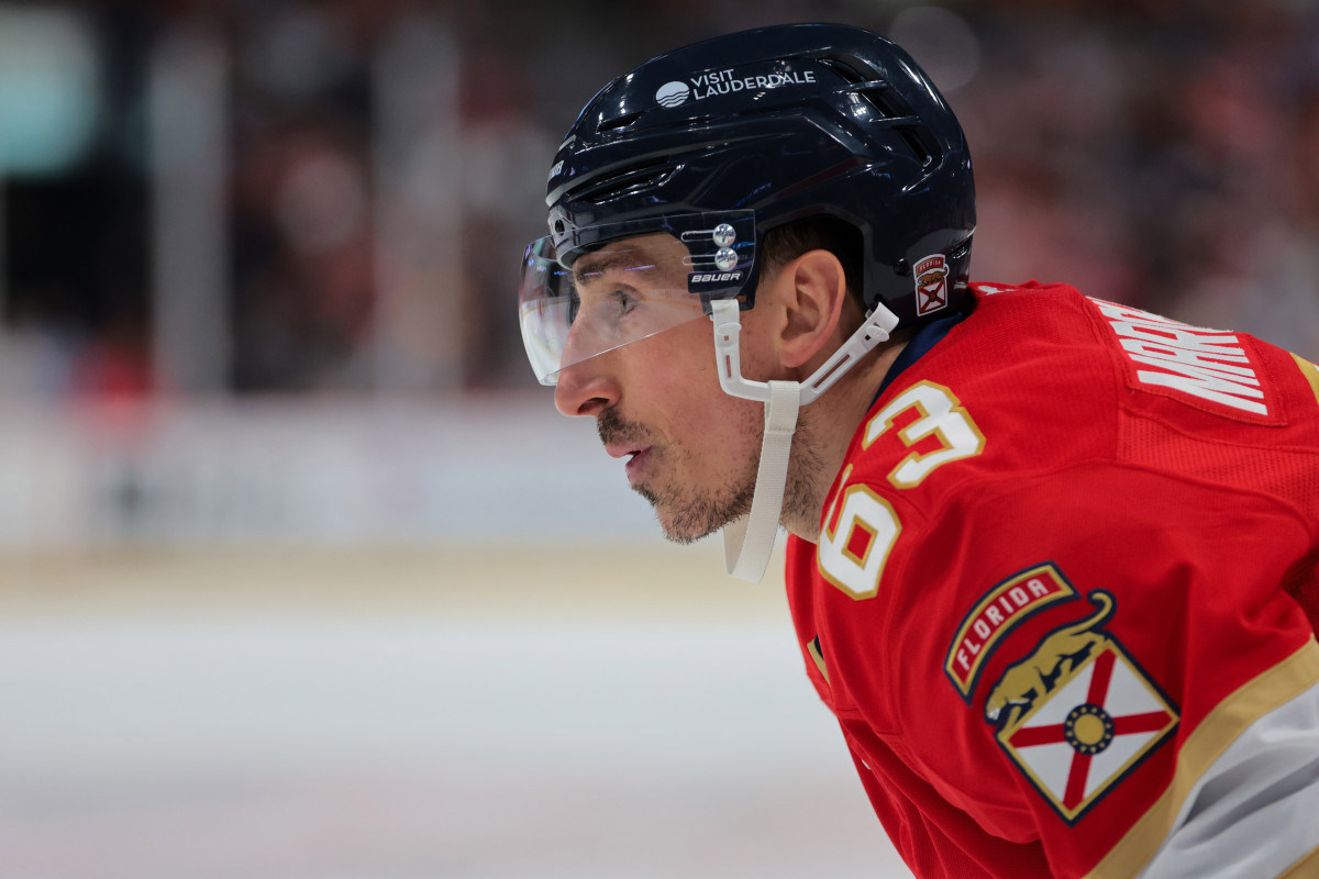 Brad Marchand’s Unexpected Move as Panthers Fans Throw Plastic Rats Brad Marchand’s Unexpected Move as Panthers Fans Throw Plastic Rats