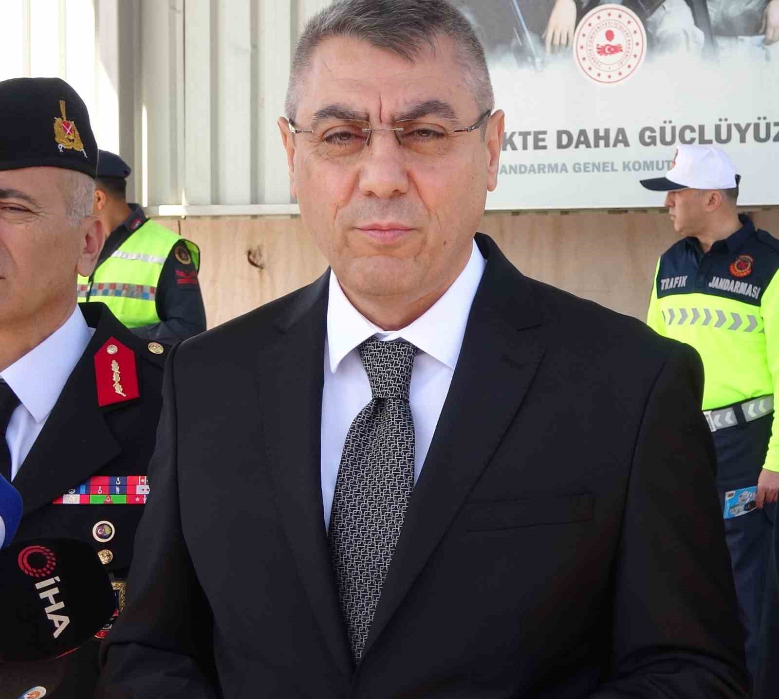 Vali Atilla Toros yolcuları tek tek uyardı: "Emniyet kemerinizi takın"