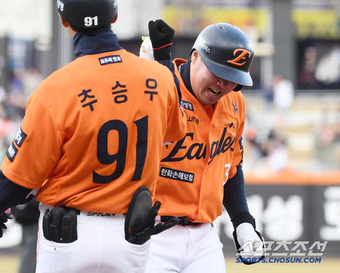 대타 성공에 신구장 제대로 열광했다! '8회 짜릿 역전' 한화 2연승 질주…'양현종 QS' KIA 4연패 [대전 리뷰]
