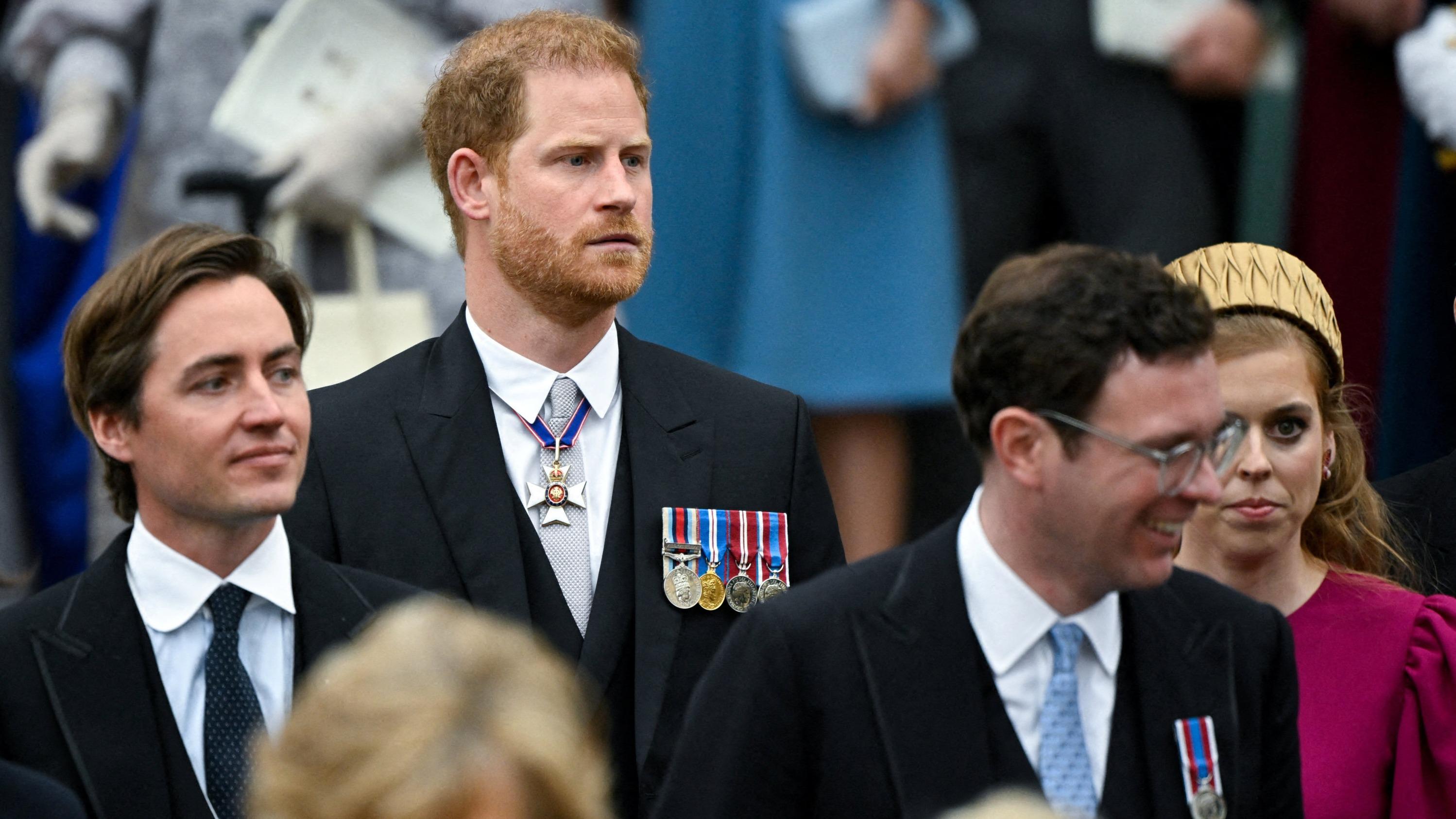 «Plus personne ne lui parle» : comment le prince Harry a appris la ...