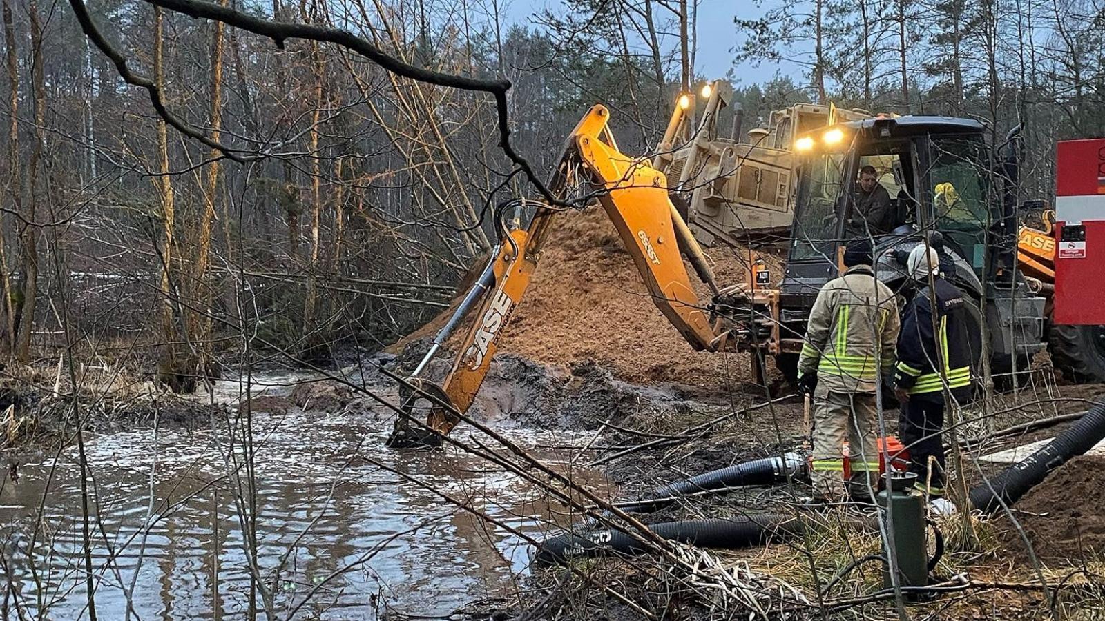4 US soldiers still missing, their 70-ton vehicle is stuck below 15 ...