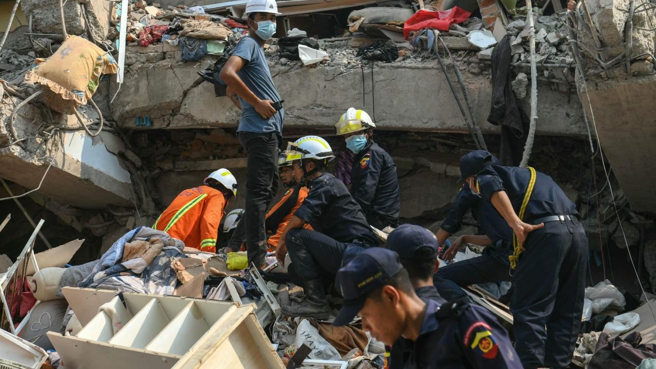 In Photos Myanmars earthquake death toll jumps to over 1000 as more ...
