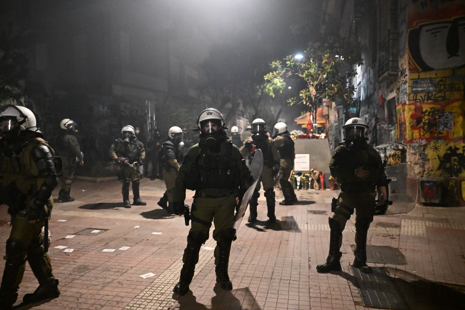 Εξάρχεια: Άγνωστοι επιτέθηκαν σε διμοιρία των ΜΑΤ τα ξημερώματα - 14 ...