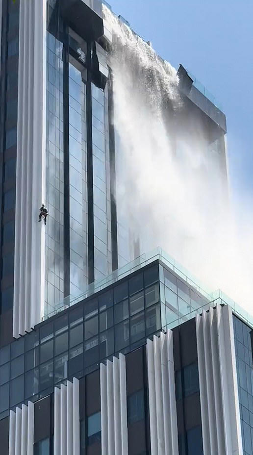 Amazing moment window cleaner hangs on as earthquake hits Bangkok