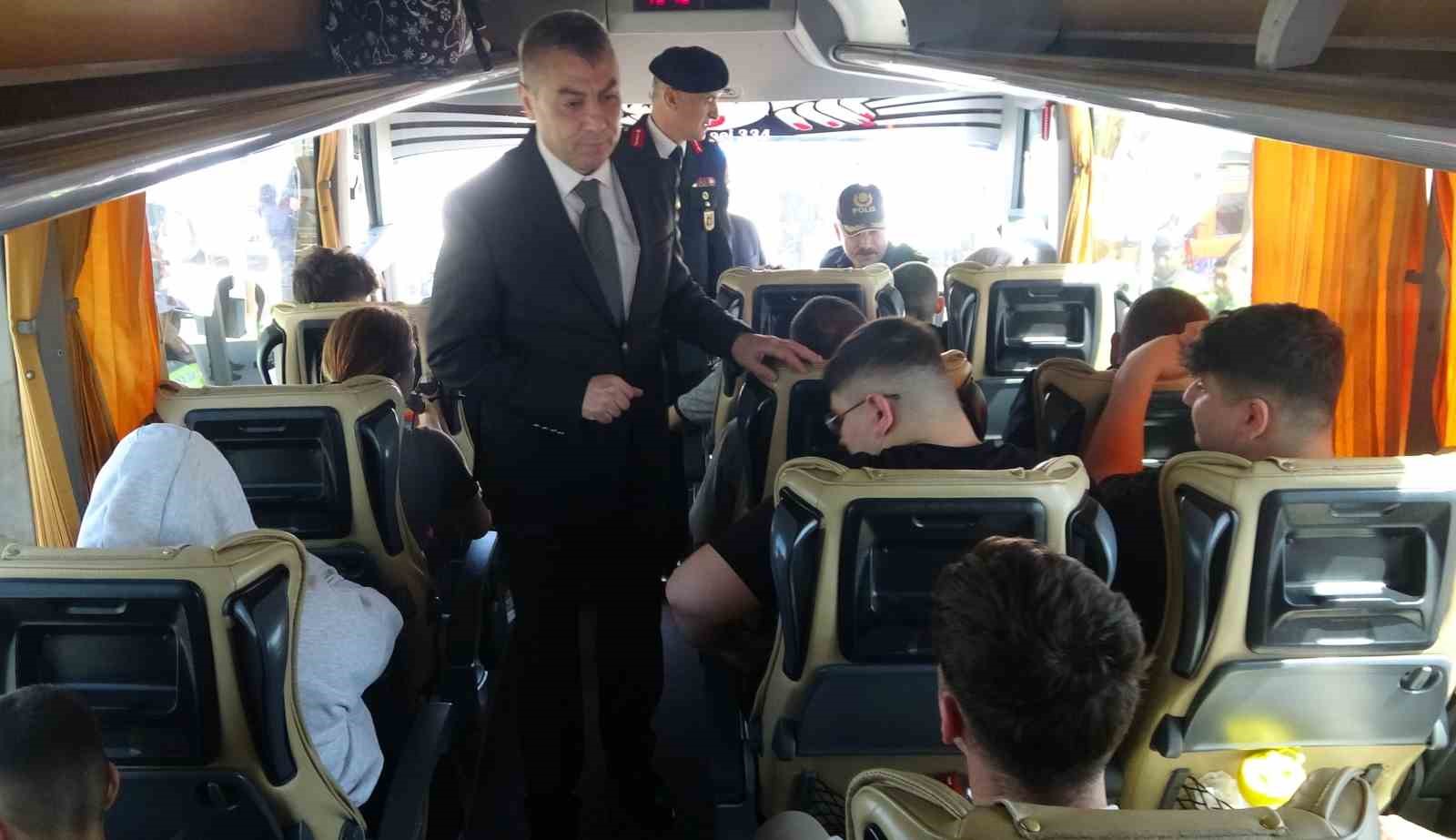 Vali Atilla Toros yolcuları tek tek uyardı: "Emniyet kemerinizi takın"