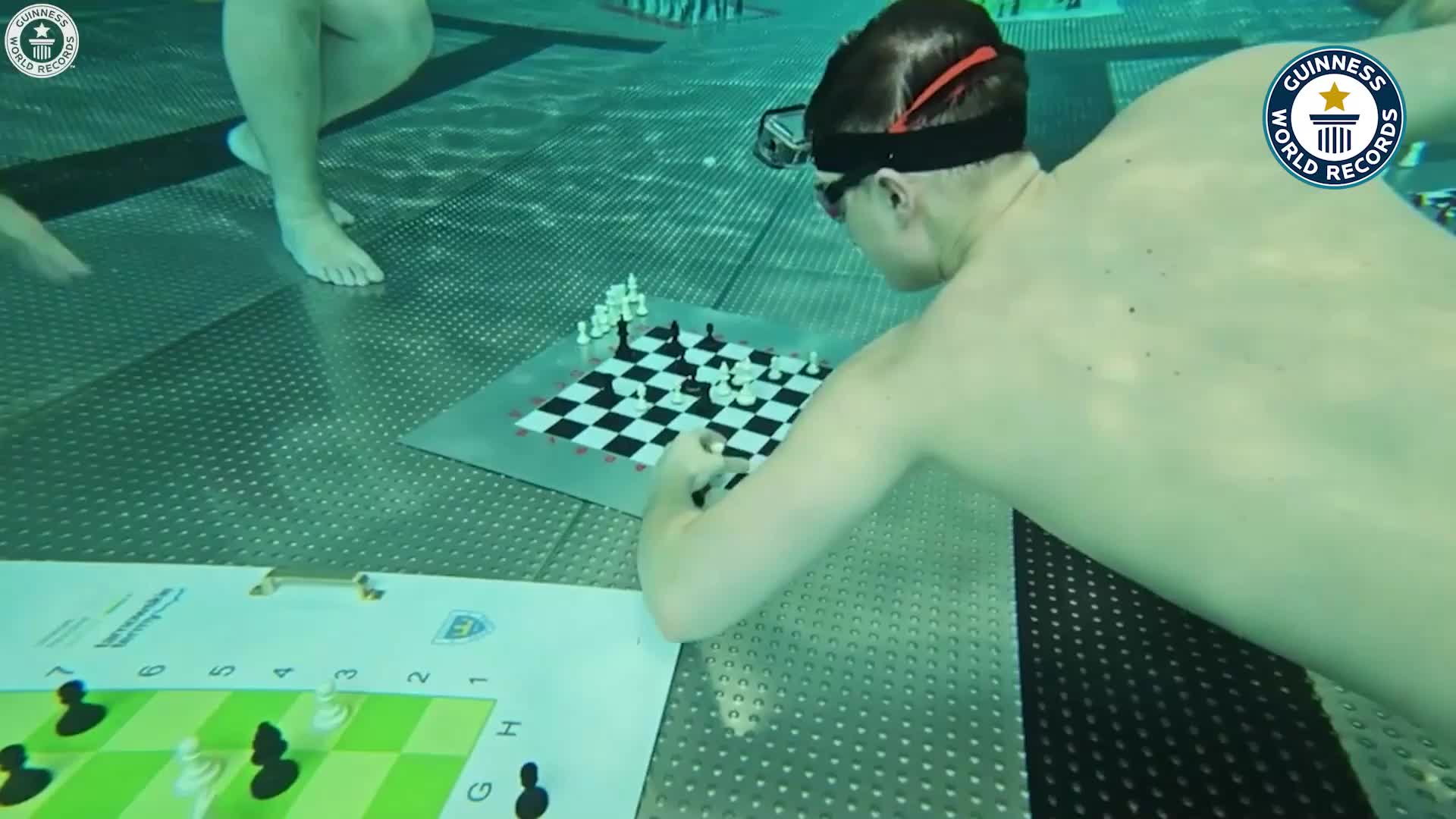 Il campione del mondo di scacchi subacqueo affronta 16 avversari ...