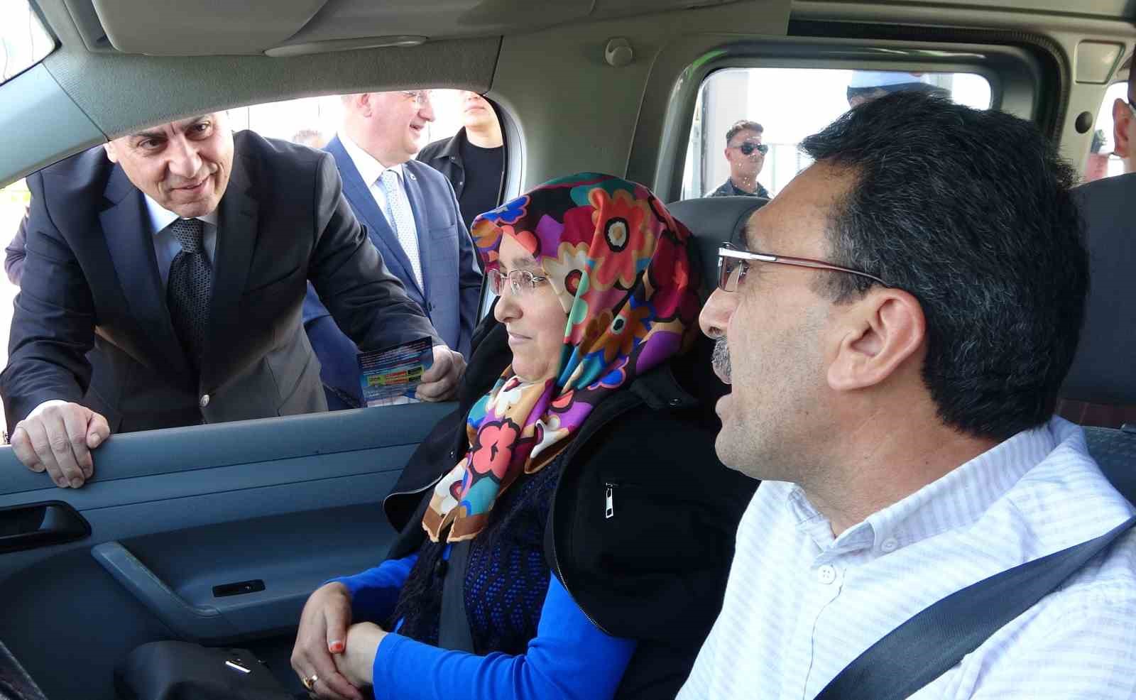 Vali Atilla Toros yolcuları tek tek uyardı: "Emniyet kemerinizi takın"