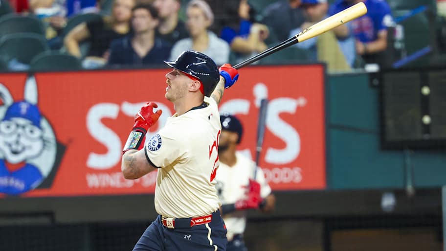 Texas Rangers Catcher’s Offense Already Benefiting from Switch to Platoon