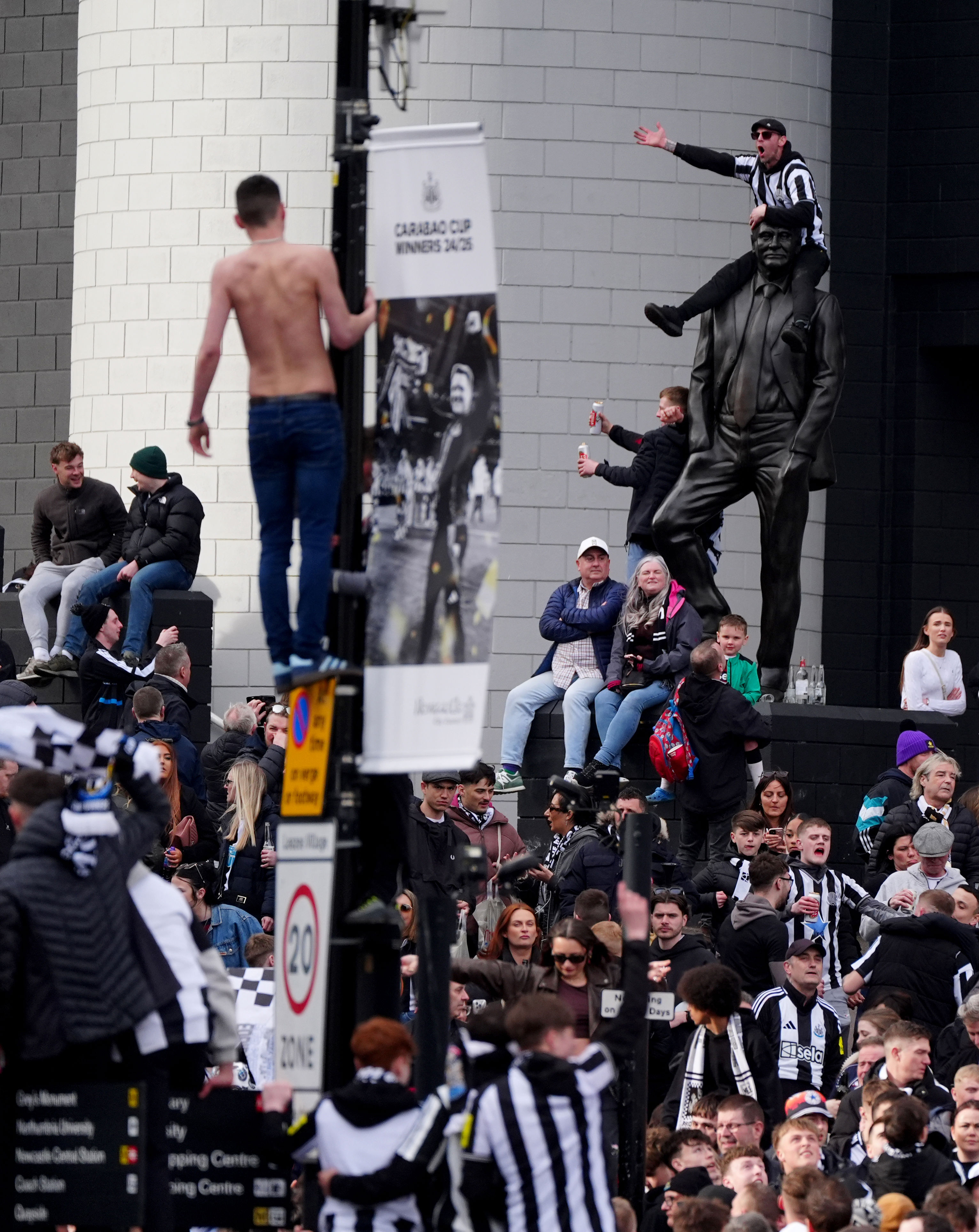 In Pictures: Newcastle fans line streets – and one climbs a tree – at ...