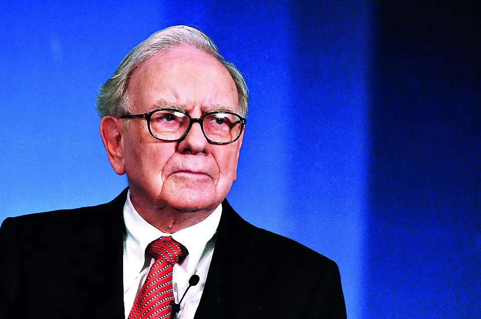 Warren Buffett, the smartest investor in the world, is hoarding cash ...