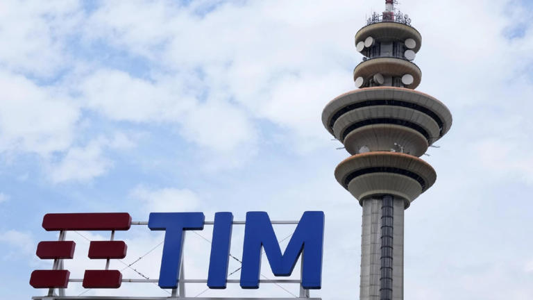 Tim, Poste diventa il primo azionista con 24,81%: compra quota da Vivendi